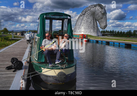 People enjoy the sun at The Kelpies in Falkirk, Scotland Stock Photo ...
