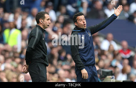 Everton manager Marco Silva (right) and Moise Kean appear dejected ...
