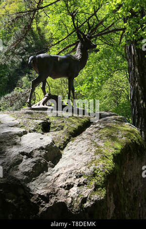 Cerf d'Europe. Statue par Pierre Louis Rouillard. 1875. Fonte de fer ...
