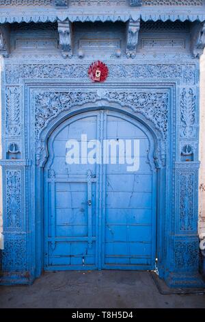India, Rajasthan, Osian, building, blue goal, woman / Indian in the ...