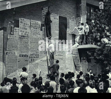 LITTLE RED BOOK Photos of Mao Zedong from his 1964 book "Quotations ...