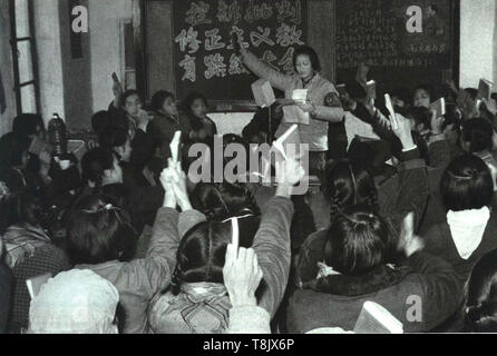 LITTLE RED BOOK Photos of Mao Zedong from his 1964 book "Quotations ...