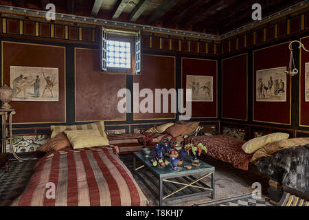 Ancient Roman bed (replica Stock Photo - Alamy