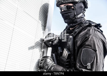 Swat team in action entering a building in New Haven CT after a gunman ...