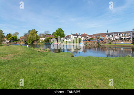 The River Avon running through the pretty Warwickshire village of ...