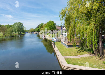 The River Avon running through the pretty Warwickshire village of ...