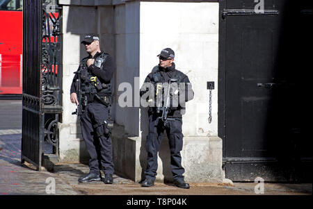 London, England, UK. Armed police officer with a Heckler & Koch MP5 9mm ...