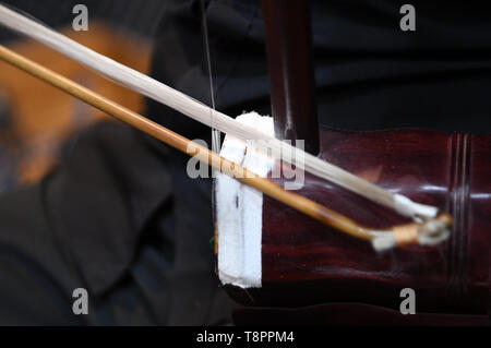 Erhu with its bow. Chinese 2 stringed instrument Stock Photo - Alamy