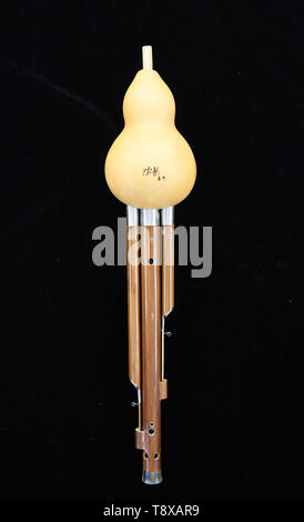 (190515) -- QUJING, May 15, 2019 (Xinhua) -- Students play the Hulusi ...