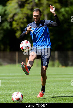 Karlsruhe, Deutschland. 15th May, 2019. Fun: Marco Thiede (KSC ...