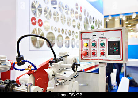 Machine for profiling and sharpening of profile and flat knives of ...