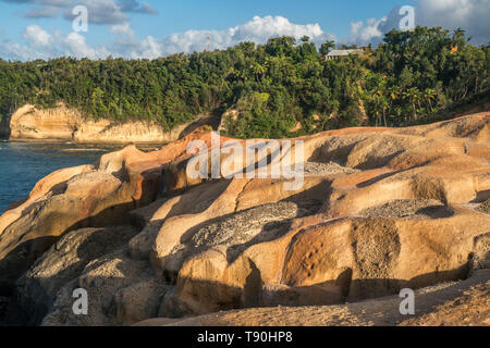 Rote Felsen am Pointe Baptiste bei Calibishie, Parish Saint Andrew ...