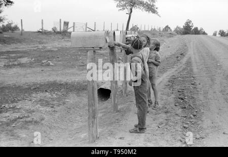 Ozark children getting mail from RFD box, Missouri Stock Photo - Alamy