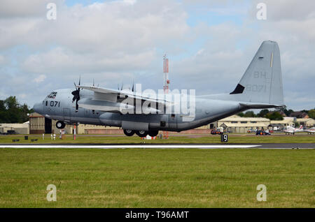 A Hercules KC-130J tanker and a Lockheed Martin F-35 showing mid-air ...