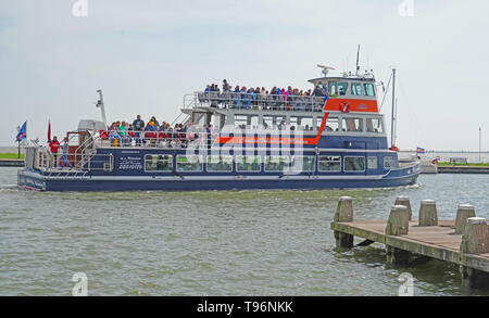 Holland Volendam to Marken ferry Stock Photo - Alamy