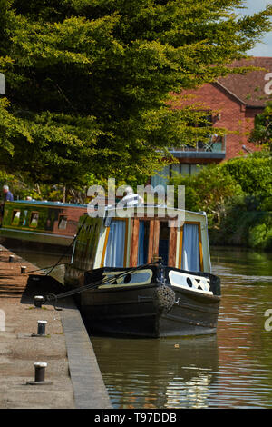 Pleasure barge navigating the waterway in Stratford-on-Avon, England ...