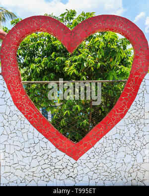 Mosaic sculptures at Jose Fuster's Gaudi inspired park, Jaimanitas ...