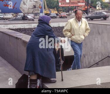 Moscow, Russia. 25th Sep, 1992. At a Moscow service station lines of ...