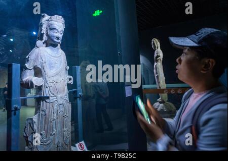 People visit the Qingzhou Museum in Qingzhou City, east China's ...