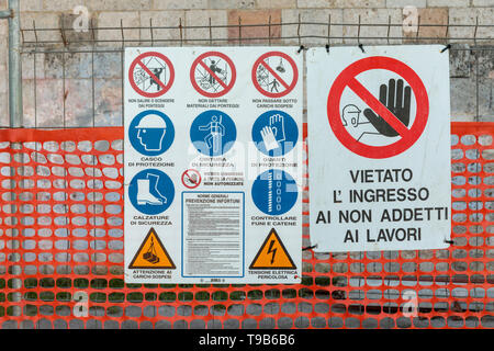 Italian no entry sign Stock Photo: 31587729 - Alamy