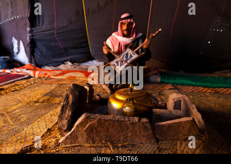 Beduino en la jaima tocando el instrumento musical Al Rababah, Wadi Rum ...