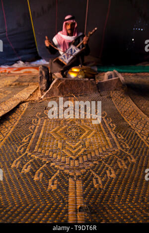 Beduino en la jaima tocando el instrumento musical Al Rababah, Wadi Rum ...