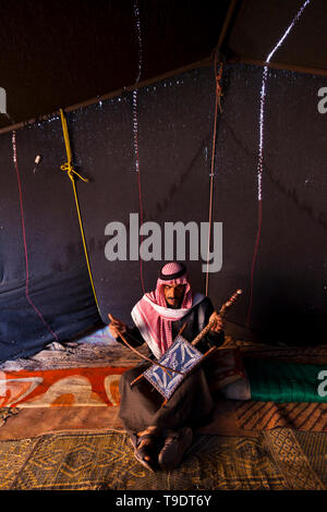 Beduino en la jaima tocando el instrumento musical Al Rababah, Wadi Rum ...