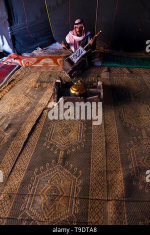 Beduino en la jaima tocando el instrumento musical Al Rababah, Wadi Rum ...