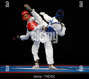 Great Britain's Aaliyah Powell (left) in action during their semi-final ...