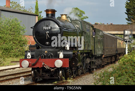 Steam train GWR Castle Class 4-6-0 5043 Earl of Mount Edgcumbe ...