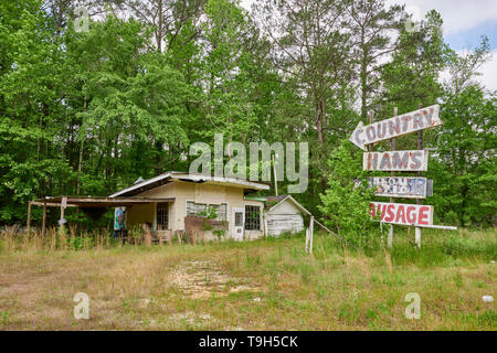 Small old abandoned roadside country store along a country road in ...