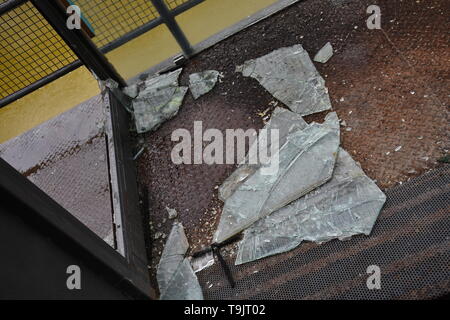 Scheibe, Glasscheibe, gebrochen, Splitter, Glassplitter, Boden, Gummi ...