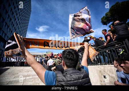 Rome, Sit-in protest of Roman fans under the headquarters of the As ...