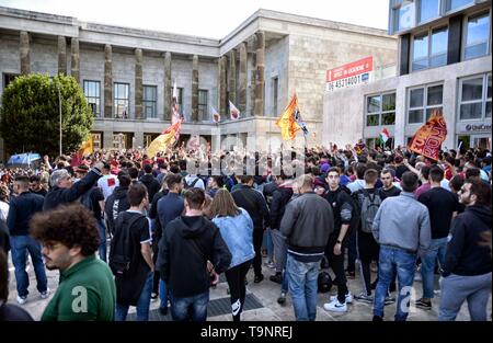 Rome, Sit-in protest of Roman fans under the headquarters of the As ...