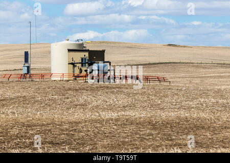 Oil Wellhead Storage Tank Stock Photo - Alamy