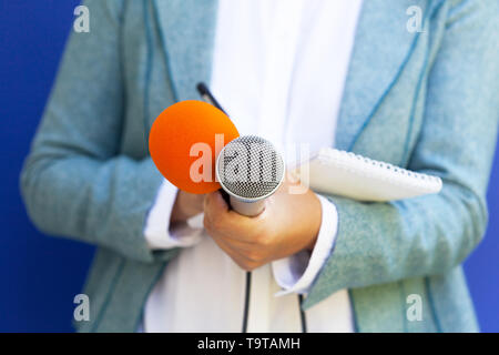 journalist is taking notes Stock Photo - Alamy