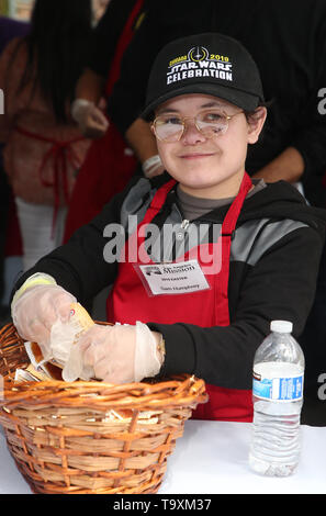 Celebrities and volunteers attend the LA Mission Easter charity dinner ...