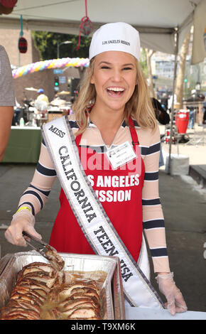 Celebrities and volunteers attend the LA Mission Easter charity dinner ...