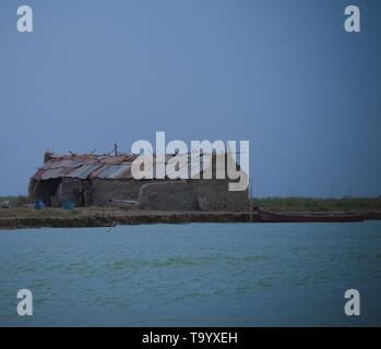 Iraq A Marsh Arab Reed House Stock Photo - Alamy