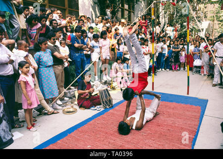 Indian street acrobatic performance Stock Photo: 84909327 - Alamy