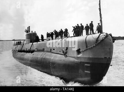 Cranes at Vickers shipyard in Barrow-in- Furness Stock Photo - Alamy