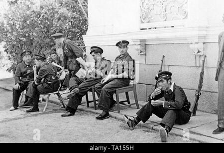 Armed Spanish police officers in Palma, Mallorca Stock Photo - Alamy
