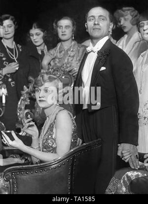 The Parisian hairdresser Mr. Antoine (standing, right) presents in ...