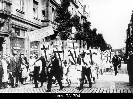 Protest demonstration against the Versailles Treaty in Berlin, 1919 ...