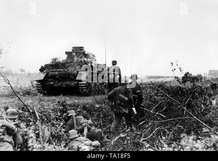Wehrmacht Panzer and Infantry Attack tank and grenadiers on the Eastern ...