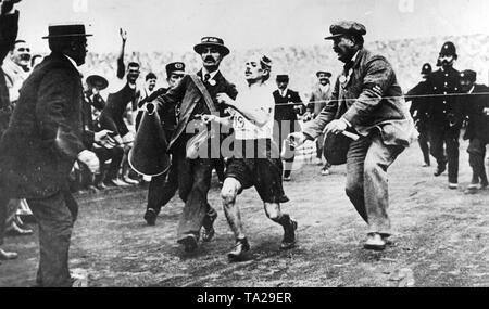 Olympic marathon 1908: Dorando Pietri falls exhausted on the stadium ...