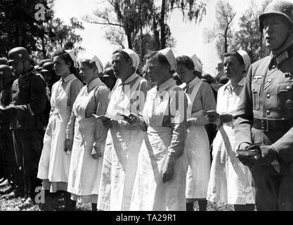 German Red Cross (DRK) nurses take care of the troops - the Nazi ...