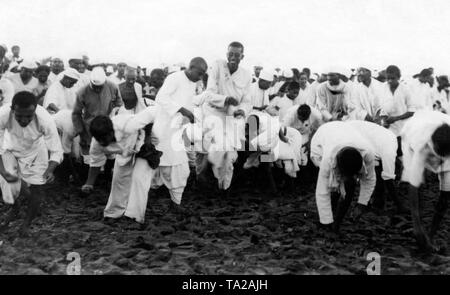 Mahatma Gandhi with his followers on the Salt March, 1930 Stock Photo ...