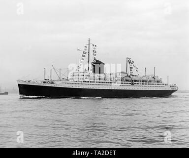 The French passenger ship SS "Champlain" reaches the port of New York ...