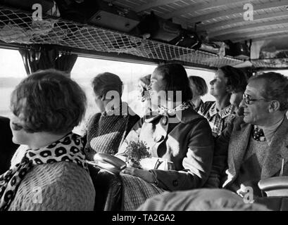 Vacationers of the Nazi organization "Kraft durch Freude" ("Strength ...